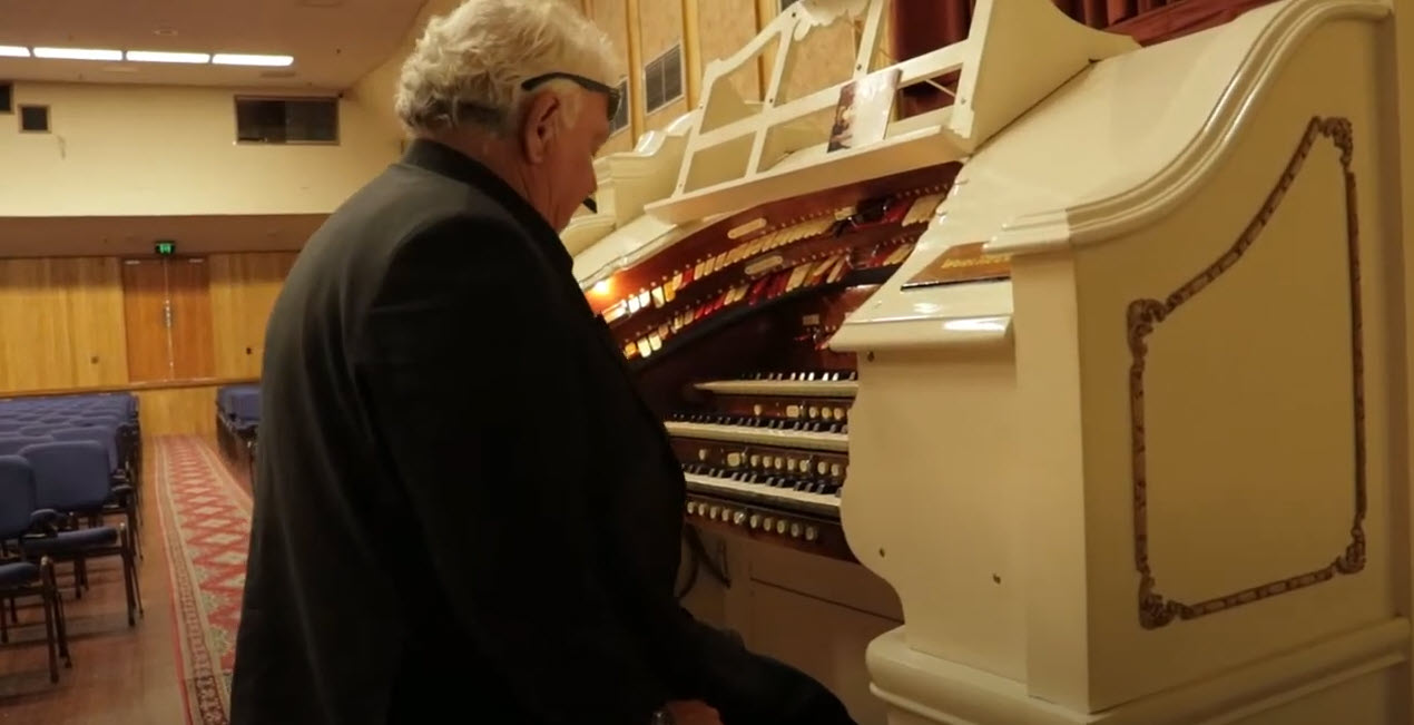 Len plays the organ #39 - New Zealand Spinal Trust